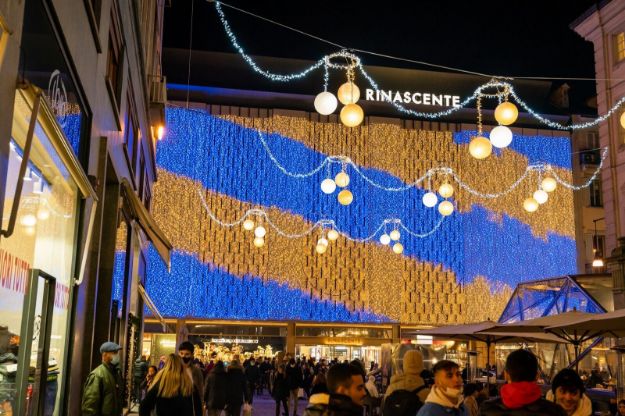 250 RGBW Capsule Curtain Lights with 10 drops & 25 Addressable LED ...